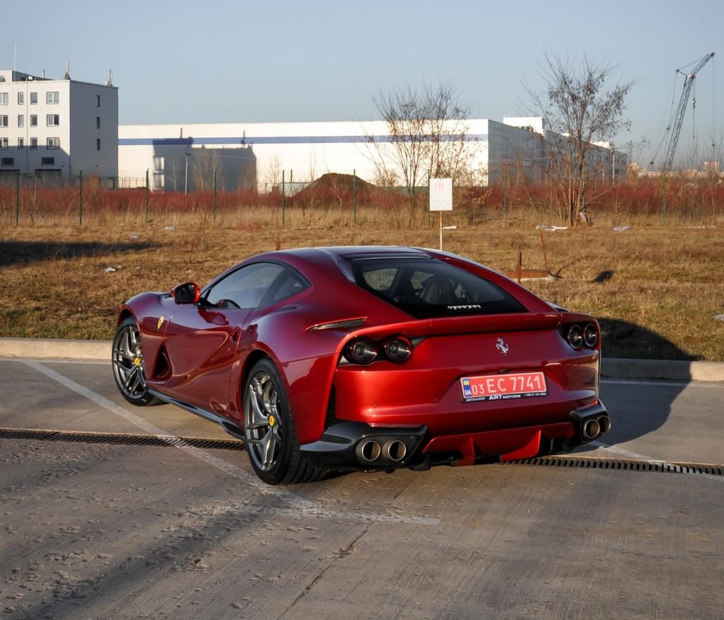 В Україну привезли надпотужний суперкар Ferrari за $500 000 (фото ...